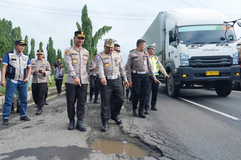 Kerusakan Jalur Pantura Semarang-Batang Mengkhawatirkan, Kakorlantas Dorong Perbaikan Jelang ...