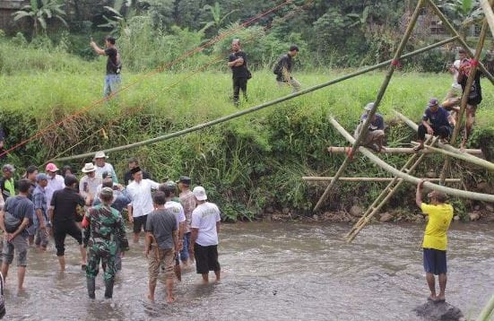 Semangat Gotong Royong Warnai Pembangunan Jembatan Sementara di Dramaga, Bogor - www ...